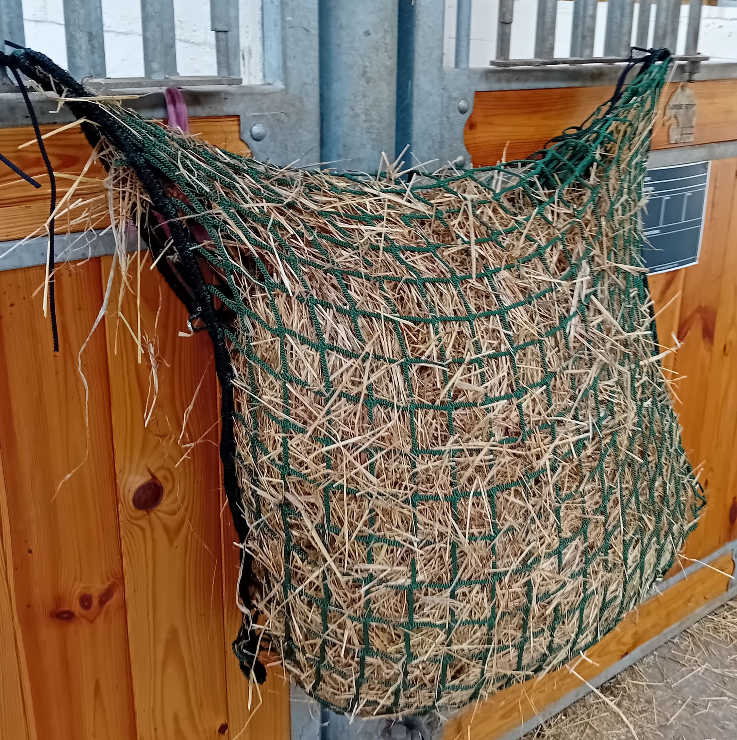 Les Différentes Utilisations des Filets à Foin dans les écuries ...
